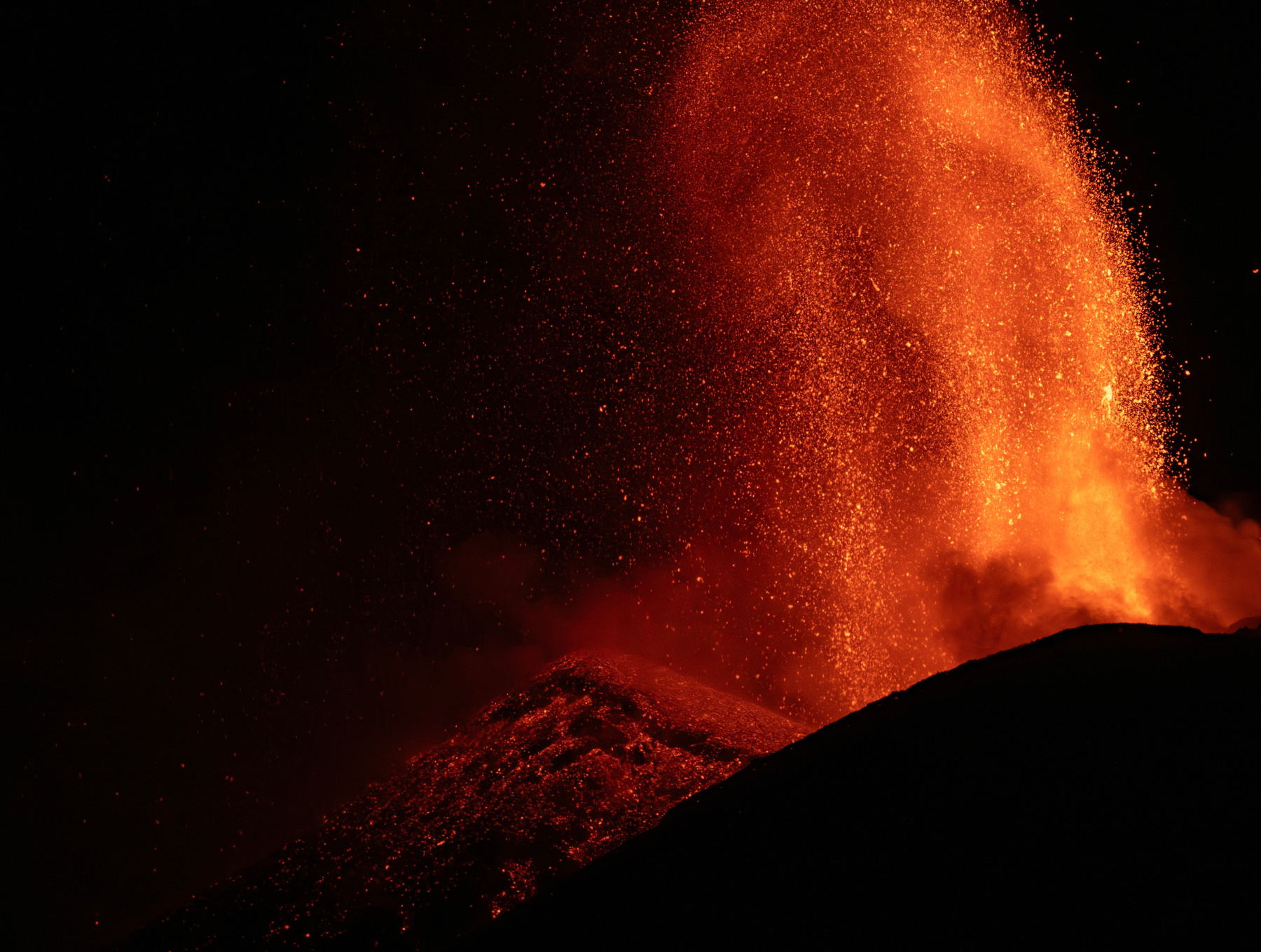 Spectacular lava fountains: Etna eruption 13.8.2023 - EtnaWay